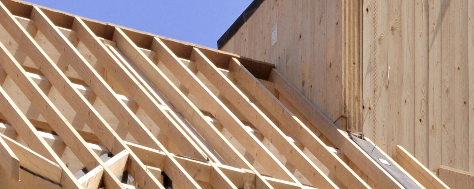Pourquoi opter pour une charpente bois lamellé-croisé (CLT) ? | Guide Artisan