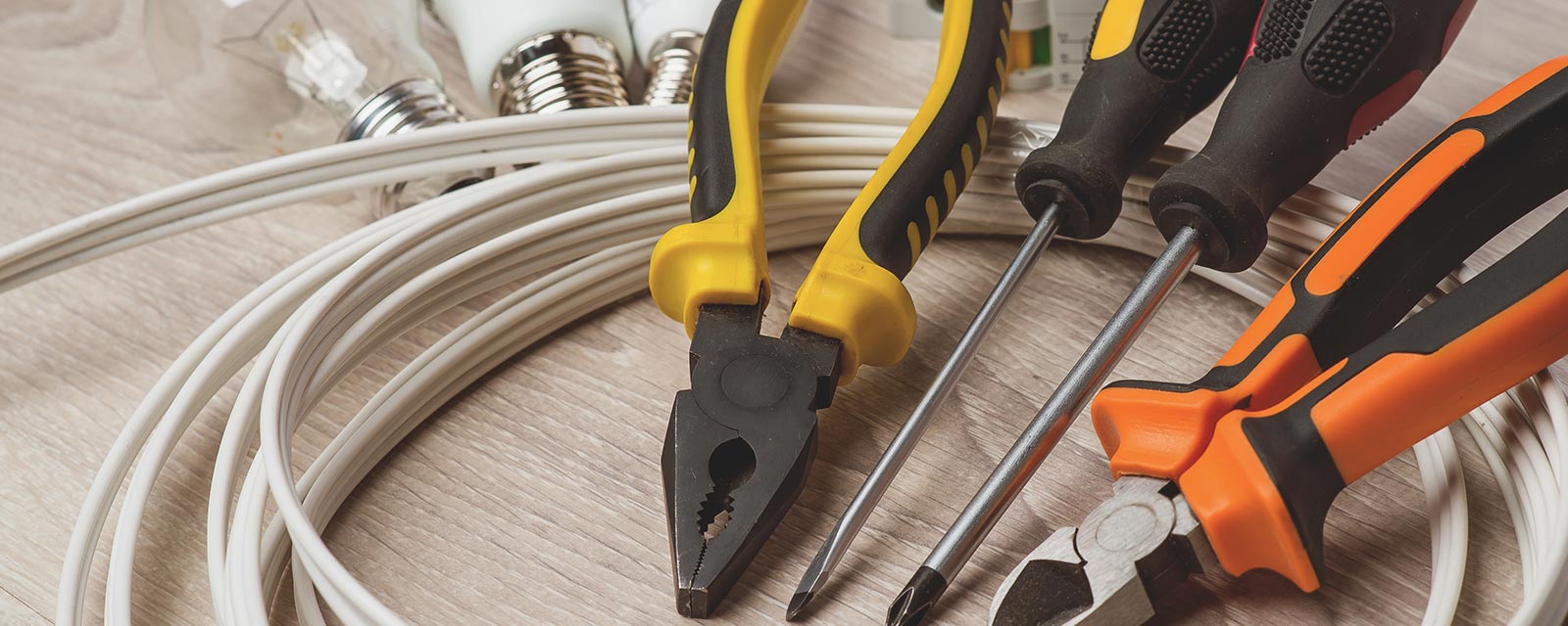 Les outils d'un expert en électricité | Guide Artisan